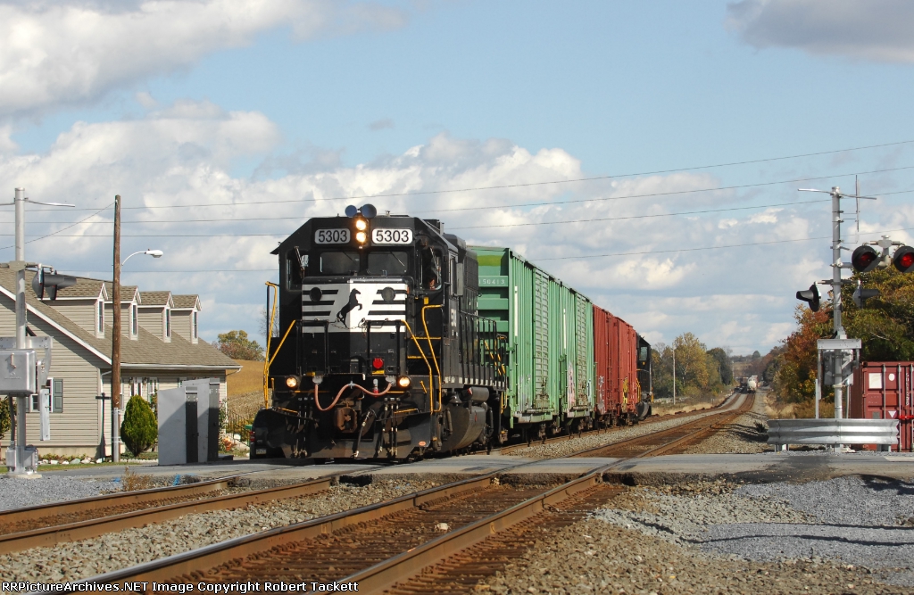 NS 5303 returning west